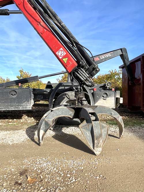 CAMION GRUE AVEC GRAPPIN - DBR - Location de benne - Aix & Marseille